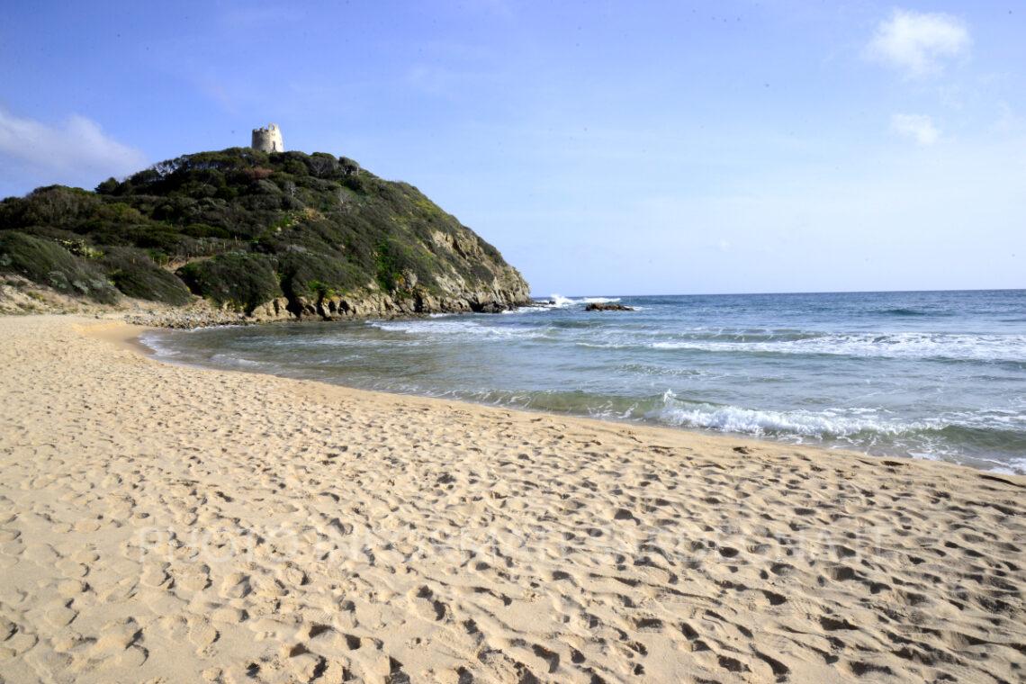 Sa Colonia: spiaggia bianca e paesaggio variegato nella baia di Chia